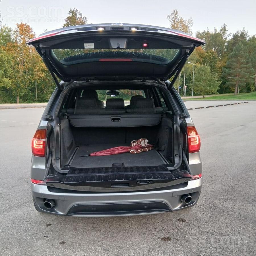 Grey BMW X5 2011 in Dobele, with an engine capacity of 3.00 L and mileage of 267 thousand km for 10000 €, photo 13 on AUTOMOTO.COM.LV