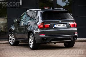 Grey BMW X5 2012 in Jelgava, with an engine capacity of 3.00 L and mileage of 0 thousand km for 11450 €, photo 4 on AUTOMOTO.COM.LV