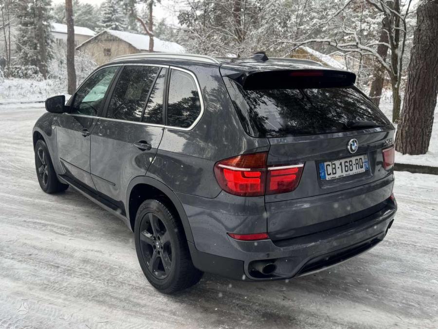 Grey BMW X5 2012 in Kaunas, with an engine capacity of 2.99 L and mileage of 326 thousand km for 7950 €, photo 1 on AUTOMOTO.COM.LV
