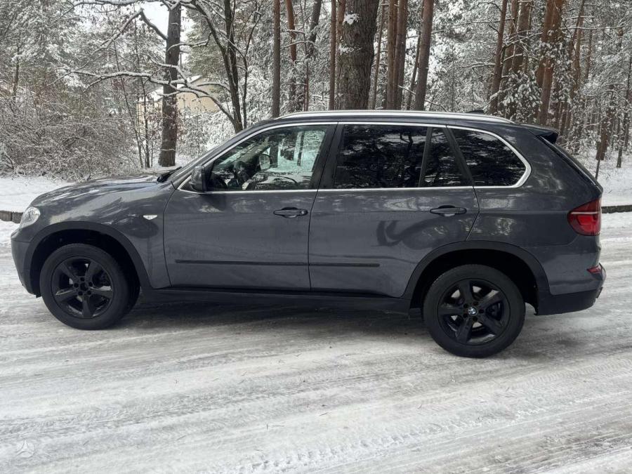 Grey BMW X5 2012 in Kaunas, with an engine capacity of 2.99 L and mileage of 326 thousand km for 7950 €, photo 9 on AUTOMOTO.COM.LV