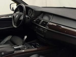 Grey BMW X5 2012 in Vilnius, with an engine capacity of 2.99 L and mileage of 308 thousand km for 10450 €, photo 17 on AUTOMOTO.COM.LV