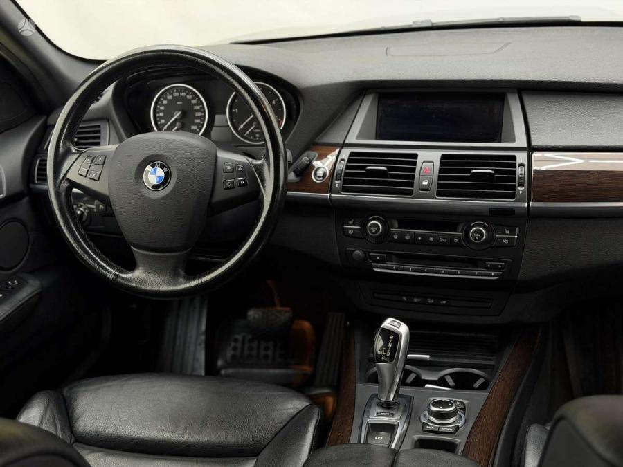 Grey BMW X5 2012 in Vilnius, with an engine capacity of 2.99 L and mileage of 308 thousand km for 10450 €, photo 18 on AUTOMOTO.COM.LV
