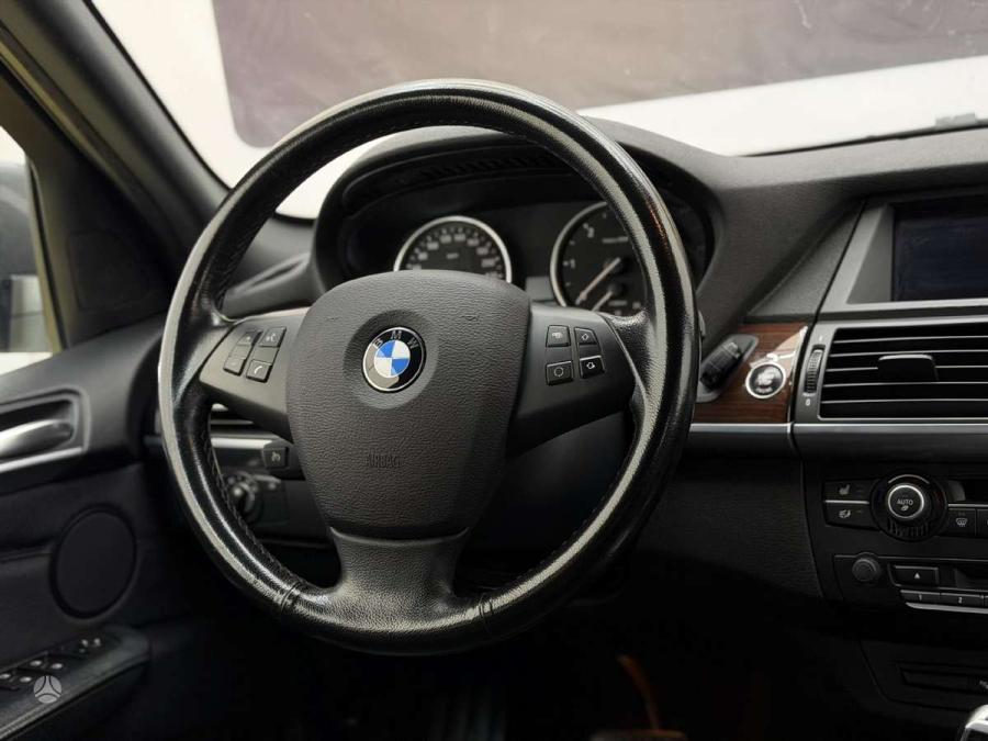 Grey BMW X5 2012 in Vilnius, with an engine capacity of 2.99 L and mileage of 308 thousand km for 10450 €, photo 19 on AUTOMOTO.COM.LV