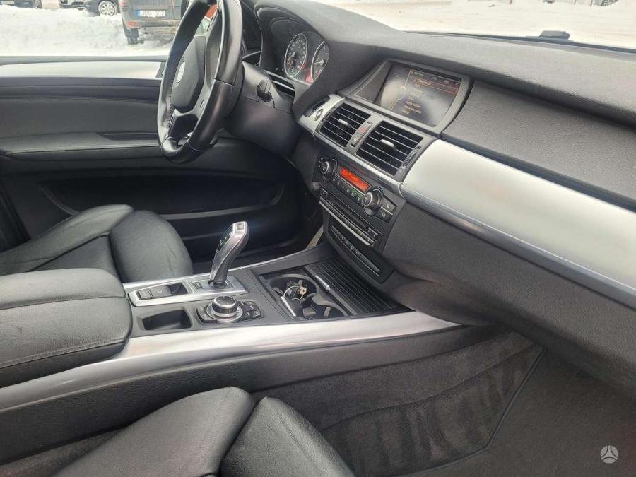 Grey BMW X5 2012 in Vilnius, with an engine capacity of 3.00 L and mileage of 312 thousand km for 12999 €, photo 23 on AUTOMOTO.COM.LV