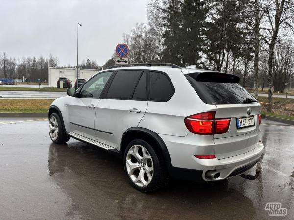 Grey BMW X5 2012 in Vilnius, with an engine capacity of 3.00 L and mileage of 240 thousand km for 8700 €, photo 1 on AUTOMOTO.COM.LV
