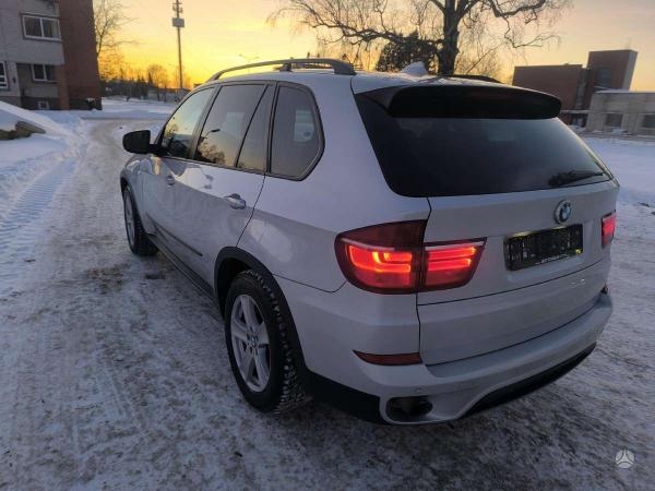 Grey BMW X5 2012 in Joniskis, with an engine capacity of 2.99 L and mileage of 300 thousand km for 8950 €, photo 3 on AUTOMOTO.COM.LV
