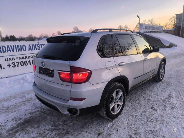 Grey BMW X5 2012 in Joniskis, with an engine capacity of 2.99 L and mileage of 300 thousand km for 8950 €, photo 5 on AUTOMOTO.COM.LV
