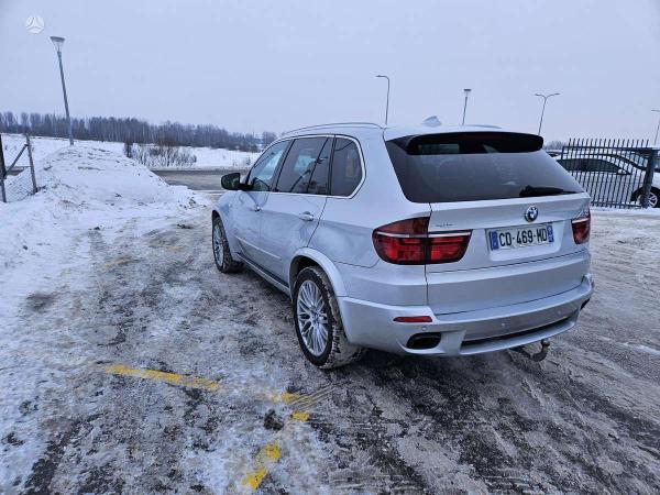 Grey BMW X5 2012 in Taurage, with an engine capacity of 2.99 L and mileage of 306 thousand km for 10800 €, photo 5 on AUTOMOTO.COM.LV