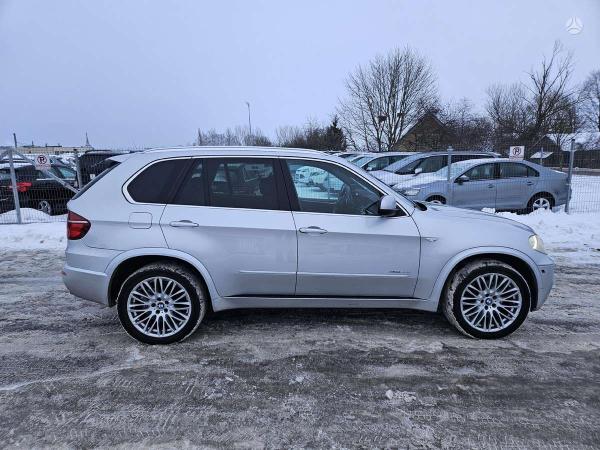 Grey BMW X5 2012 in Taurage, with an engine capacity of 2.99 L and mileage of 306 thousand km for 10800 €, photo 8 on AUTOMOTO.COM.LV