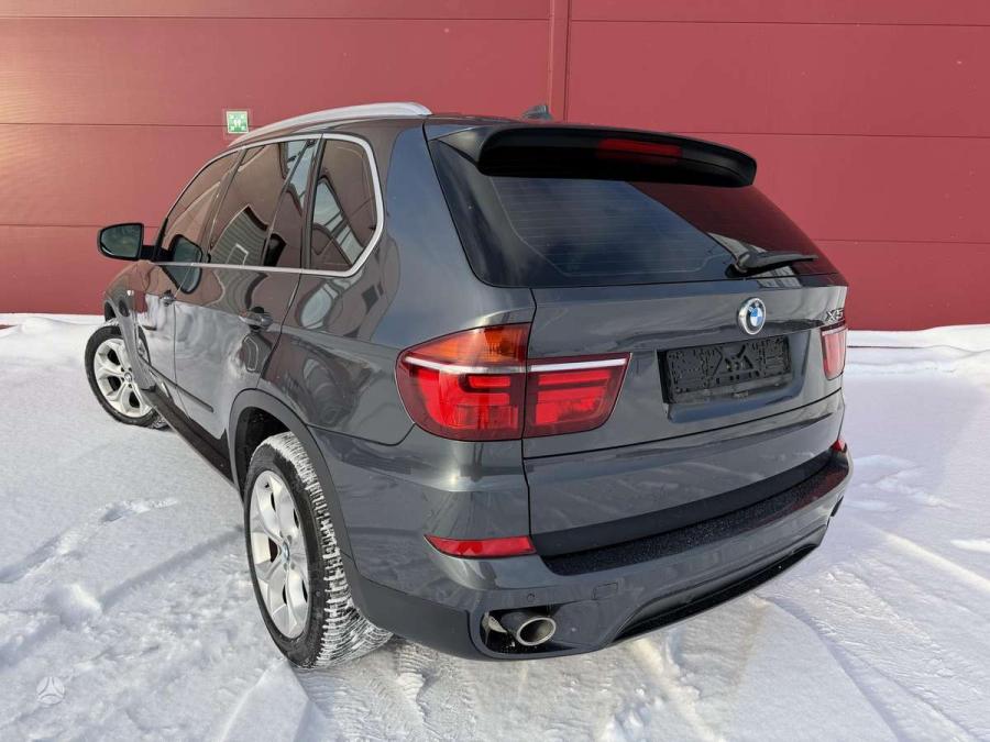 Grey BMW X5 2012 in Kaunas, with an engine capacity of 2.99 L and mileage of 305 thousand km for 11700 €, photo 2 on AUTOMOTO.COM.LV