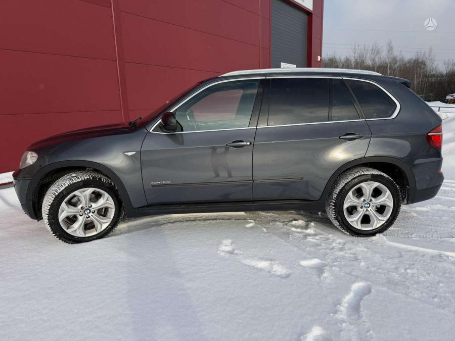 Grey BMW X5 2012 in Kaunas, with an engine capacity of 2.99 L and mileage of 305 thousand km for 11700 €, photo 3 on AUTOMOTO.COM.LV