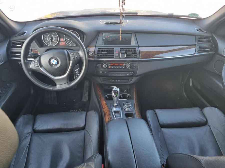Pelēks BMW X5 2012 Šauļi, ar dzinēja tilpumu 2.98 L un nobraukumu 258 tūkst. km par 10300 €, foto 18 vietnē AUTOMOTO.COM.LV