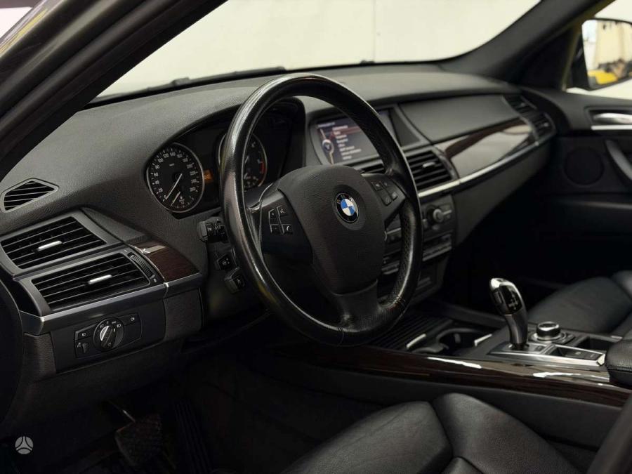 Grey BMW X5 2012 in Vilnius, with an engine capacity of 2.99 L and mileage of 308 thousand km for 9999 €, photo 9 on AUTOMOTO.COM.LV