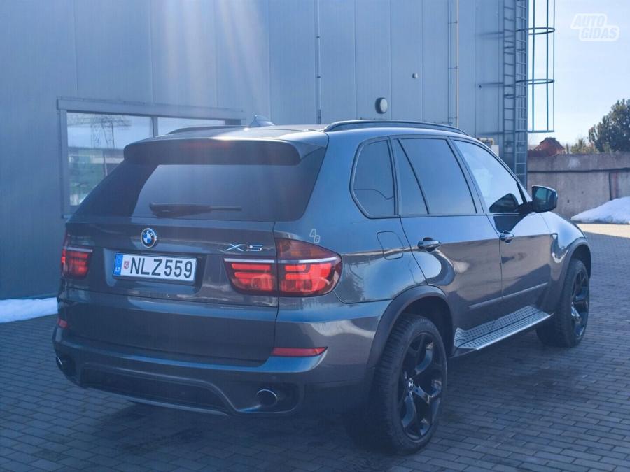 Grey BMW X5 2012 in Siauliai, with an engine capacity of 3.00 L and mileage of 258 thousand km for 9700 €, photo 4 on AUTOMOTO.COM.LV
