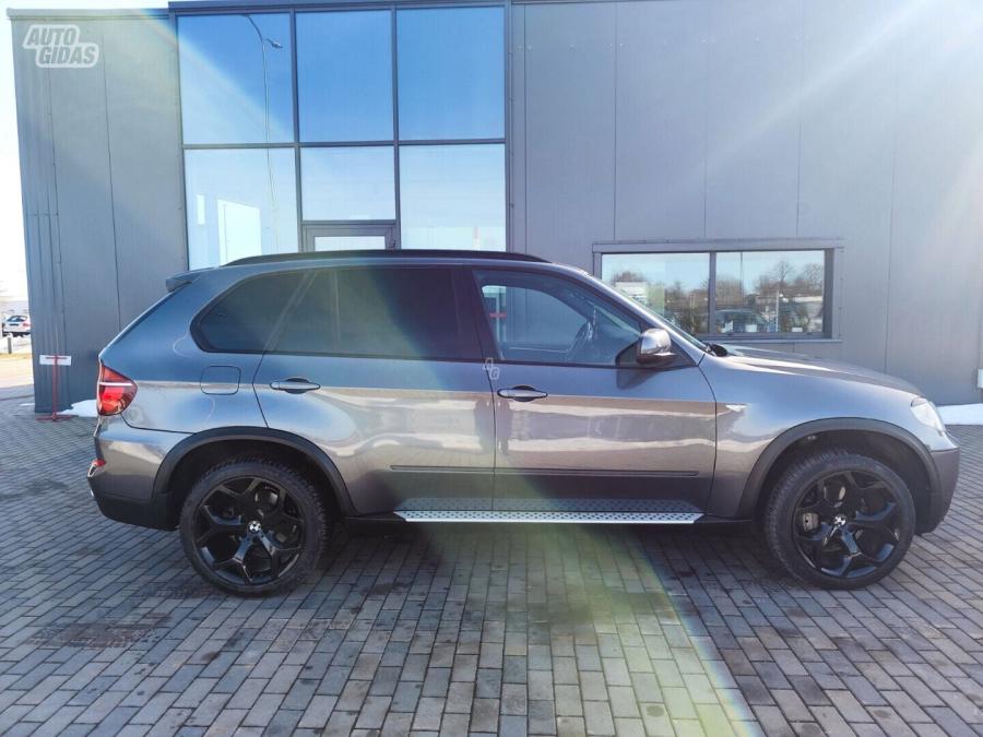 Grey BMW X5 2012 in Siauliai, with an engine capacity of 3.00 L and mileage of 258 thousand km for 9700 €, photo 7 on AUTOMOTO.COM.LV
