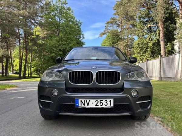 Grey BMW X5 2012 in Riga, with an engine capacity of 3.00 L and mileage of 277 thousand km for 12790 €, photo 3 on AUTOMOTO.COM.LV