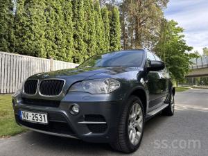 Grey BMW X5 2012 in Riga, with an engine capacity of 3.00 L and mileage of 277 thousand km for 12490 €, photo 1 on AUTOMOTO.COM.LV