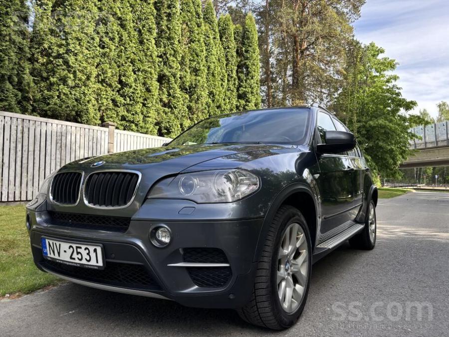 Grey BMW X5 2012 in Riga, with an engine capacity of 3.00 L and mileage of 277 thousand km for 12490 €, photo 1 on AUTOMOTO.COM.LV