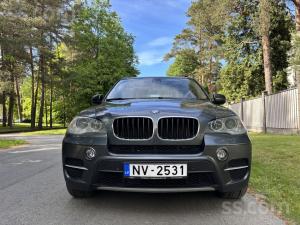 Grey BMW X5 2012 in Riga, with an engine capacity of 3.00 L and mileage of 277 thousand km for 12490 €, photo 4 on AUTOMOTO.COM.LV
