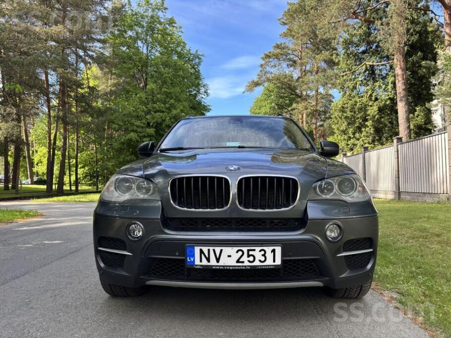 Grey BMW X5 2012 in Riga, with an engine capacity of 3.00 L and mileage of 277 thousand km for 12490 €, photo 4 on AUTOMOTO.COM.LV