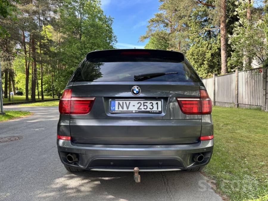 Grey BMW X5 2012 in Riga, with an engine capacity of 3.00 L and mileage of 277 thousand km for 12490 €, photo 12 on AUTOMOTO.COM.LV