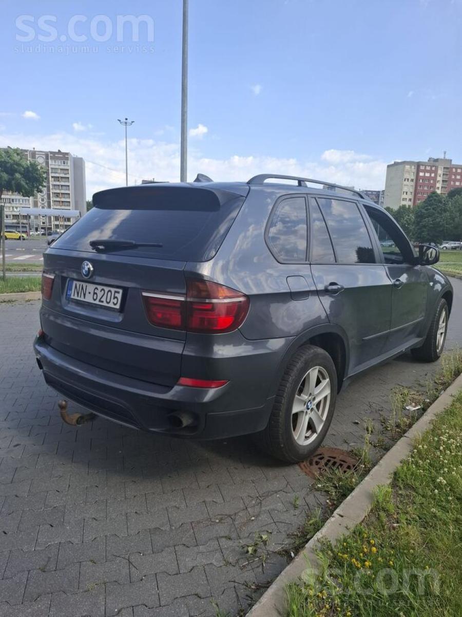 Grey BMW X5 2012 in Riga, with an engine capacity of 3.00 L and mileage of 316 thousand km for 8700 €, photo 3 on AUTOMOTO.COM.LV