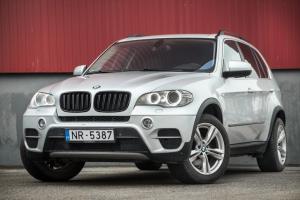 Grey BMW X5 2012 in Riga, with an engine capacity of 3.00 L and mileage of 294 thousand km for 14400 €, photo  on AUTOMOTO.COM.LV