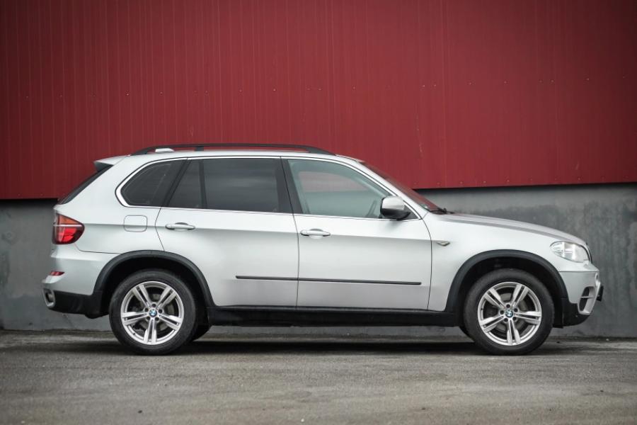Grey BMW X5 2012 in Riga, with an engine capacity of 3.00 L and mileage of 294 thousand km for 14400 €, photo 3 on AUTOMOTO.COM.LV