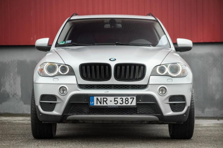 Grey BMW X5 2012 in Riga, with an engine capacity of 3.00 L and mileage of 294 thousand km for 14400 €, photo 5 on AUTOMOTO.COM.LV