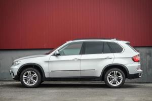 Grey BMW X5 2012 in Riga, with an engine capacity of 3.00 L and mileage of 294 thousand km for 14400 €, photo 6 on AUTOMOTO.COM.LV