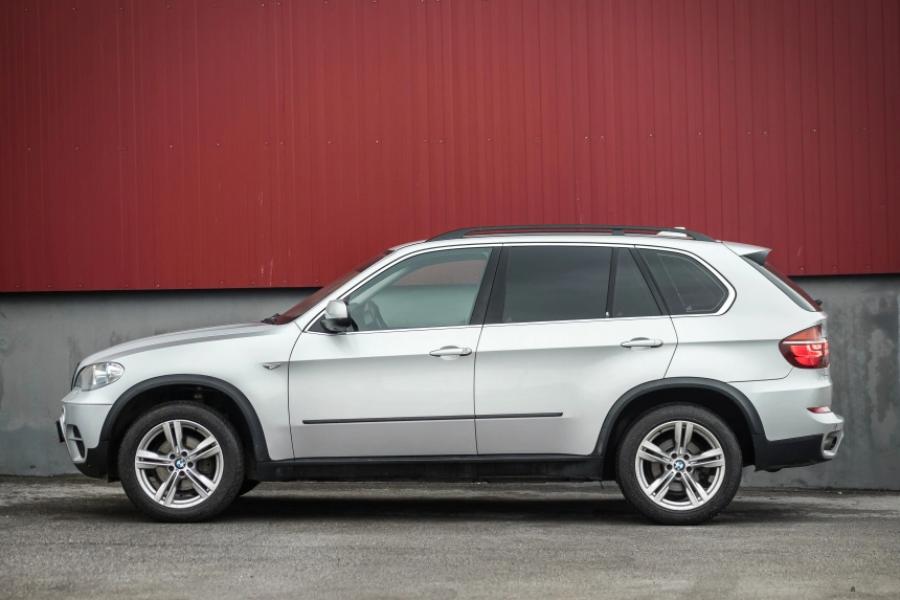 Grey BMW X5 2012 in Riga, with an engine capacity of 3.00 L and mileage of 294 thousand km for 14400 €, photo 6 on AUTOMOTO.COM.LV