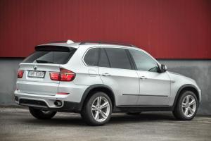 Grey BMW X5 2012 in Riga, with an engine capacity of 3.00 L and mileage of 294 thousand km for 14400 €, photo 7 on AUTOMOTO.COM.LV