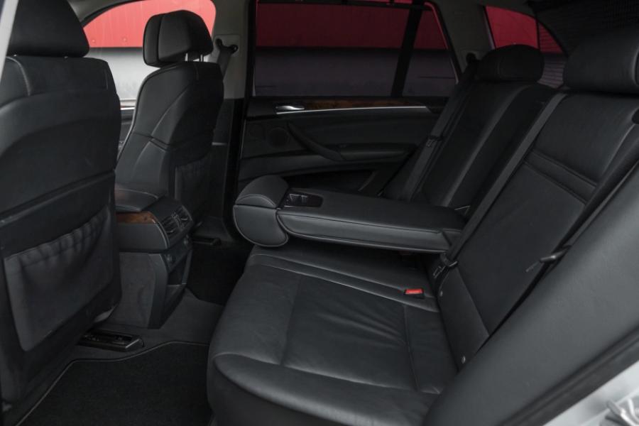 Grey BMW X5 2012 in Riga, with an engine capacity of 3.00 L and mileage of 294 thousand km for 14400 €, photo 12 on AUTOMOTO.COM.LV