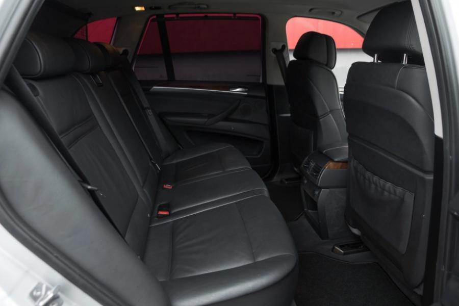 Grey BMW X5 2012 in Riga, with an engine capacity of 3.00 L and mileage of 294 thousand km for 14400 €, photo 13 on AUTOMOTO.COM.LV