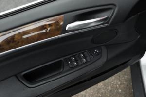 Grey BMW X5 2012 in Riga, with an engine capacity of 3.00 L and mileage of 294 thousand km for 14400 €, photo 14 on AUTOMOTO.COM.LV