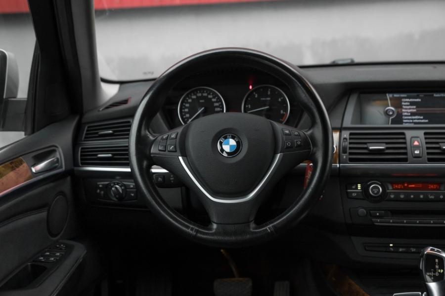 Grey BMW X5 2012 in Riga, with an engine capacity of 3.00 L and mileage of 294 thousand km for 14400 €, photo 15 on AUTOMOTO.COM.LV