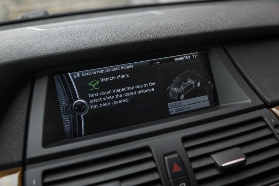 Grey BMW X5 2012 in Riga, with an engine capacity of 3.00 L and mileage of 294 thousand km for 14400 €, photo 18 on AUTOMOTO.COM.LV