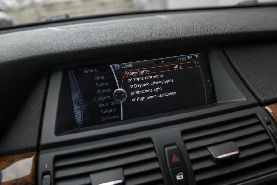 Grey BMW X5 2012 in Riga, with an engine capacity of 3.00 L and mileage of 294 thousand km for 14400 €, photo 19 on AUTOMOTO.COM.LV