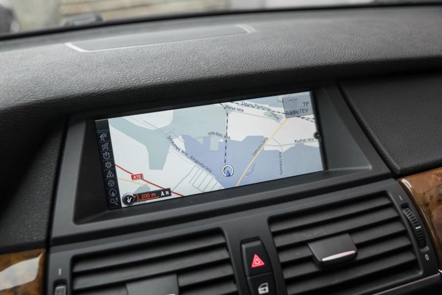 Grey BMW X5 2012 in Riga, with an engine capacity of 3.00 L and mileage of 294 thousand km for 14400 €, photo 21 on AUTOMOTO.COM.LV