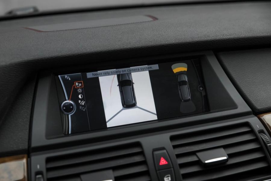 Grey BMW X5 2012 in Riga, with an engine capacity of 3.00 L and mileage of 294 thousand km for 14400 €, photo 23 on AUTOMOTO.COM.LV