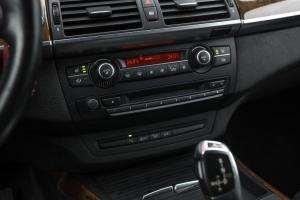Grey BMW X5 2012 in Riga, with an engine capacity of 3.00 L and mileage of 294 thousand km for 14400 €, photo 26 on AUTOMOTO.COM.LV