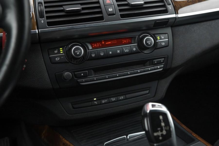 Grey BMW X5 2012 in Riga, with an engine capacity of 3.00 L and mileage of 294 thousand km for 14400 €, photo 26 on AUTOMOTO.COM.LV