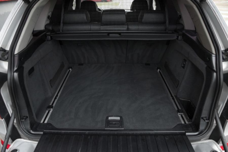 Grey BMW X5 2012 in Riga, with an engine capacity of 3.00 L and mileage of 294 thousand km for 14400 €, photo 31 on AUTOMOTO.COM.LV