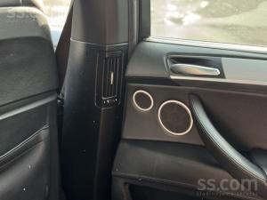 Pelēks BMW X5 2012 Rīga, ar dzinēja tilpumu 4.40 L un nobraukumu 196 tūkst. km par 11990 €, foto 23 vietnē AUTOMOTO.COM.LV