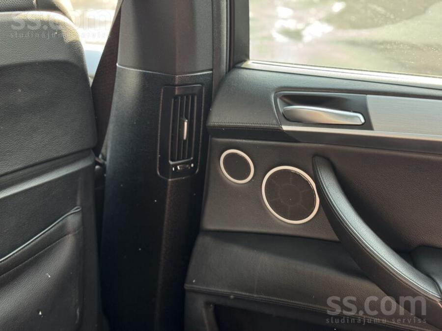 Pelēks BMW X5 2012 Rīga, ar dzinēja tilpumu 4.40 L un nobraukumu 196 tūkst. km par 11990 €, foto 23 vietnē AUTOMOTO.COM.LV