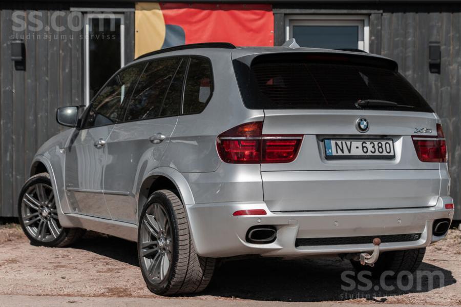 Grey BMW X5 2012 in Riga, with an engine capacity of 3.00 L and mileage of 328 thousand km for 11900 €, photo 4 on AUTOMOTO.COM.LV