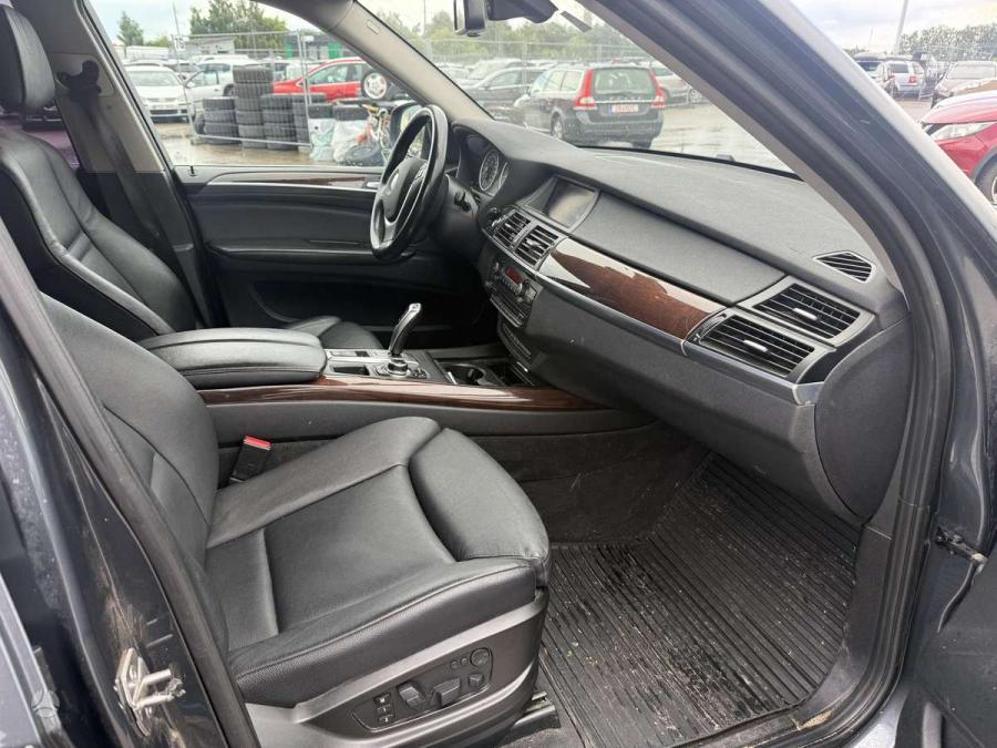 Grey BMW X5 2012 in Marijampole, with an engine capacity of 2.99 L and mileage of 282 thousand km for 7900 €, photo 13 on AUTOMOTO.COM.LV