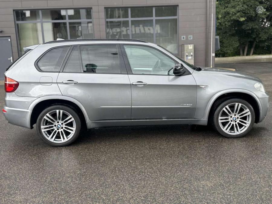 Grey BMW X5 2012 in Utena, with an engine capacity of 3.00 L and mileage of 293 thousand km for 8900 €, photo 5 on AUTOMOTO.COM.LV