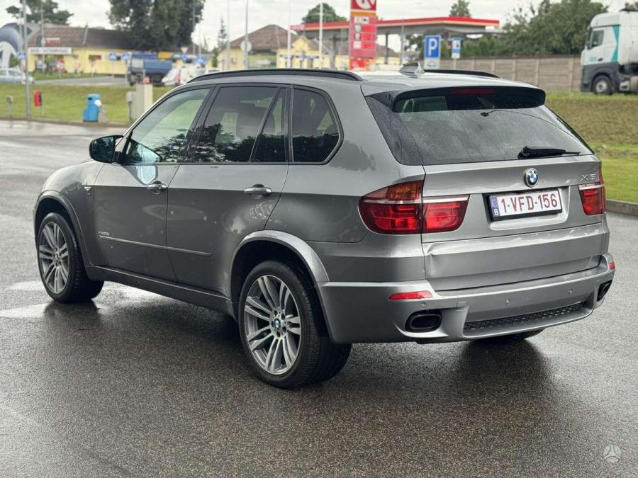 Grey BMW X5 2012 in Utena, with an engine capacity of 3.00 L and mileage of 293 thousand km for 8900 €, photo 8 on AUTOMOTO.COM.LV