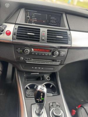 Grey BMW X5 2012 in Utena, with an engine capacity of 3.00 L and mileage of 293 thousand km for 8900 €, photo 17 on AUTOMOTO.COM.LV